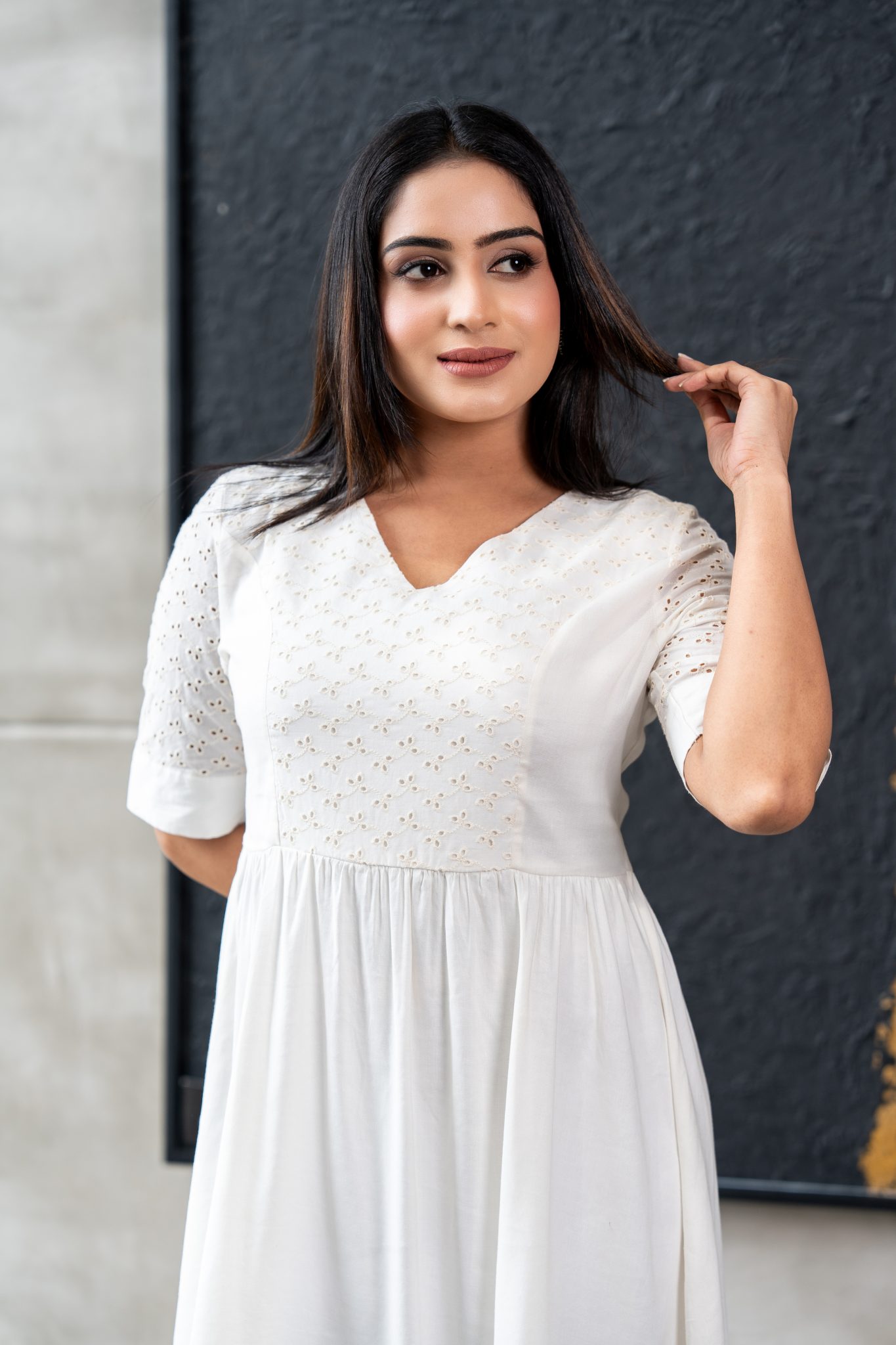 Cutlone Detailed V-Necked Maxi Dress - La Vivente